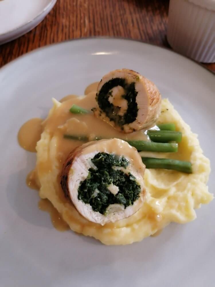 20-Minute Chicken Roulade With Spinach - Yummyble